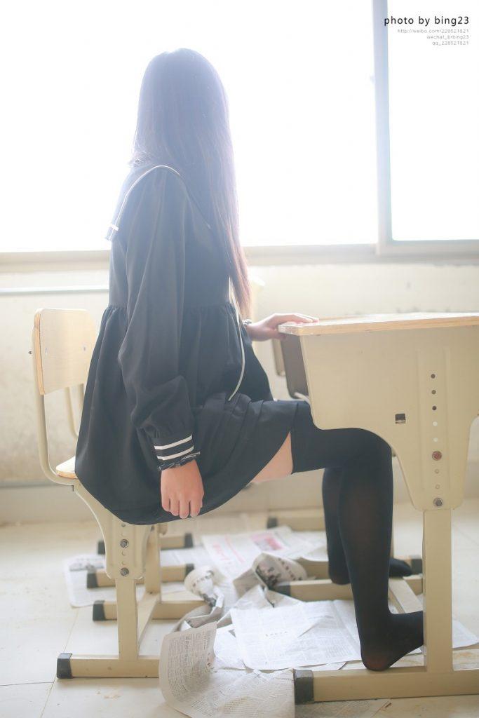 《教室里顽皮的美少女》黑丝制服绝对领域少女美图欣赏 二次元现场